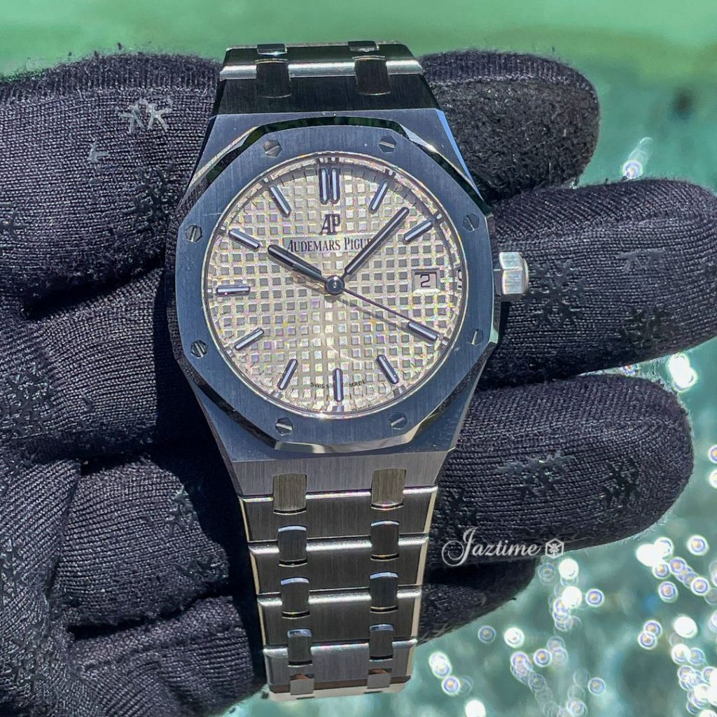 Up Close with the Ladies 34 MM Audemars Piguet Royal Oak Watches ...